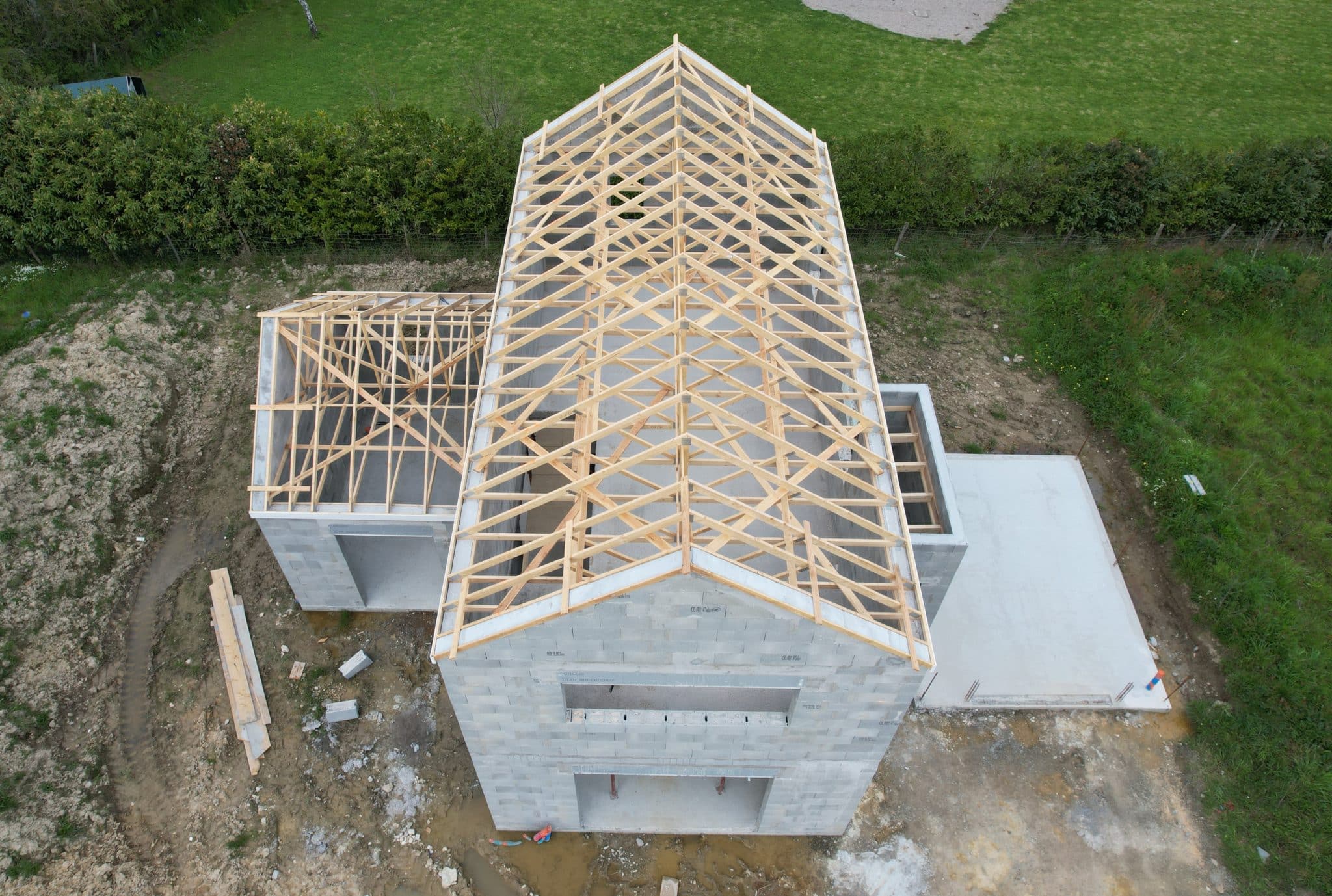 Pose de la charpente pour une maison Océane Habitat